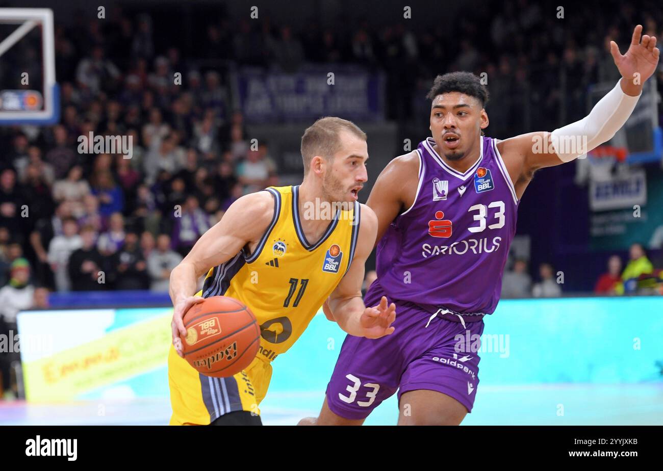 Matt Thomas (Alba Berlin, #11) (am Ball), Kostja Mushidi (BG Goettingen ...