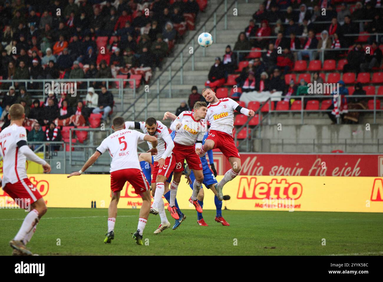 Alexsandar Vukotic (Darmstadt 1898 e.V.,20), Rasim Bulic (SSV Jahn ...