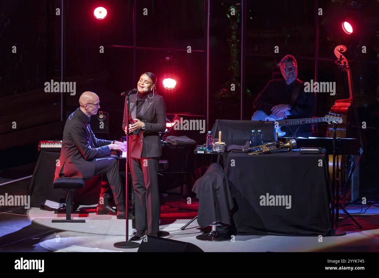 Singer Kim Sanders with Till Broenner live on Silent Night - The ...