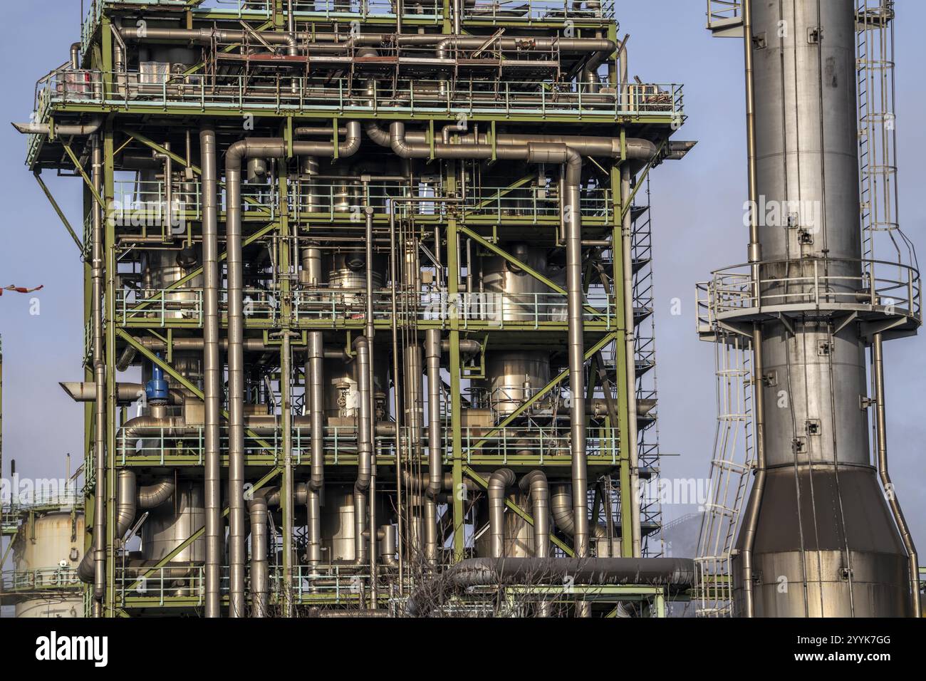 The chemical plants on the white side of the Schwelgern coking plant ...