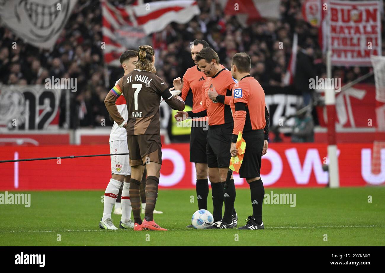 Coin toss in front of kick-off Angelo Stiller VfB Stuttgart (06 ...