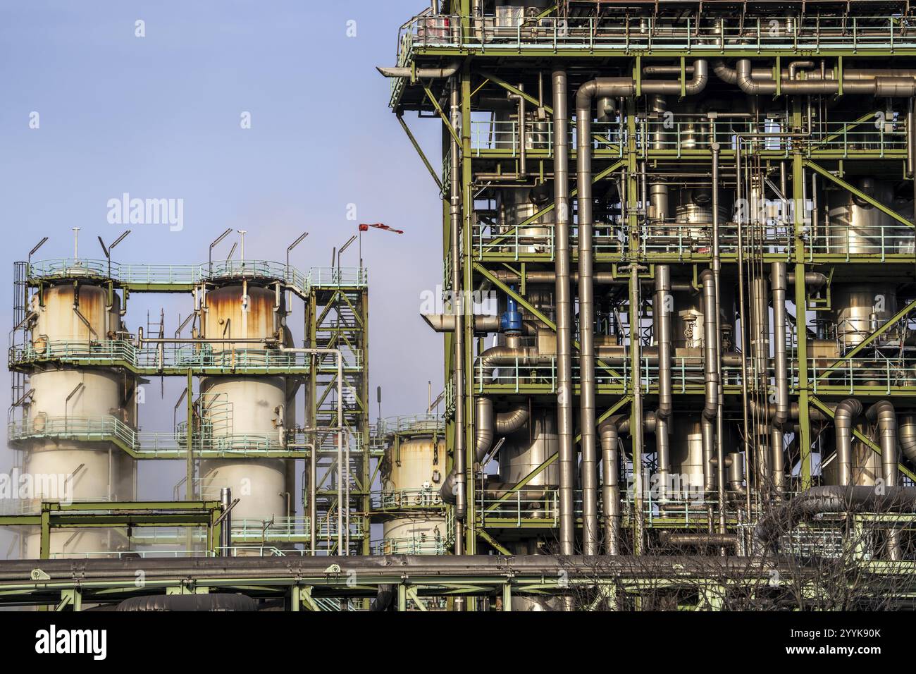 The chemical plants on the white side of the Schwelgern coking plant ...
