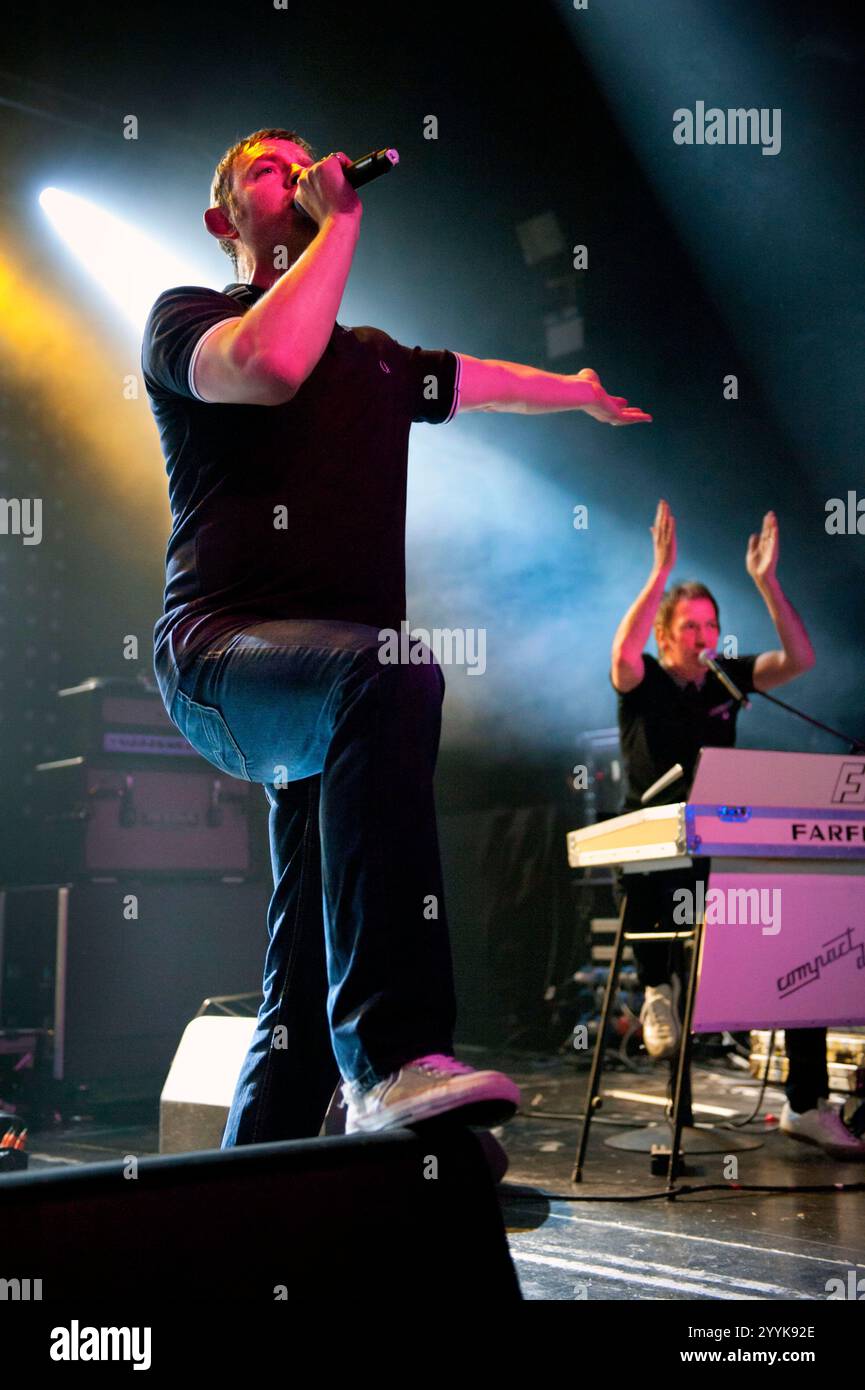 Rock band Inspiral Carpets. Stephen Holt singing and Clint Boon organ ...