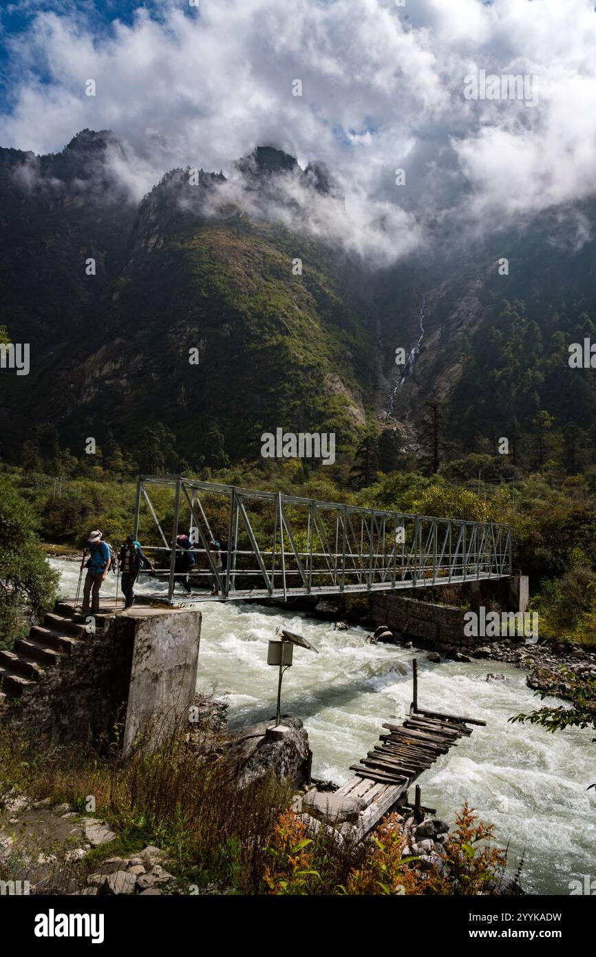 Trekking the trails of Langtang Circuit of Himalayas in Ghoda Tabela ...