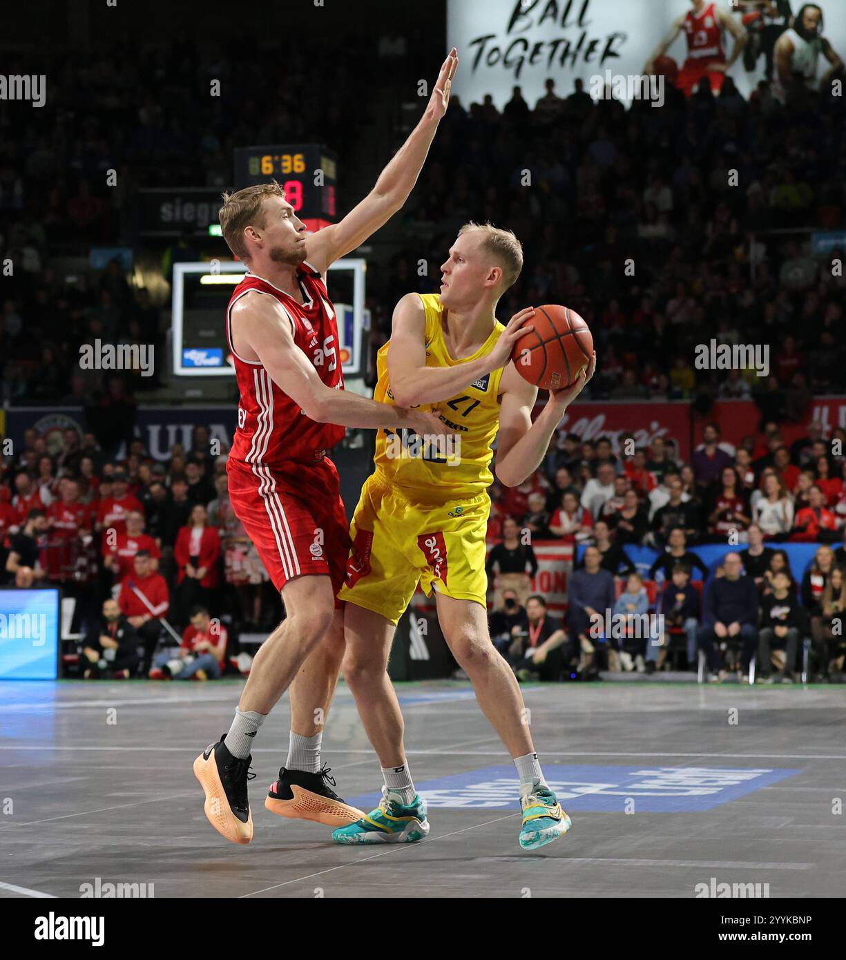 Zweikampf zwischen Niels Giffey (FC Bayern Basketball, #5) und Seth ...