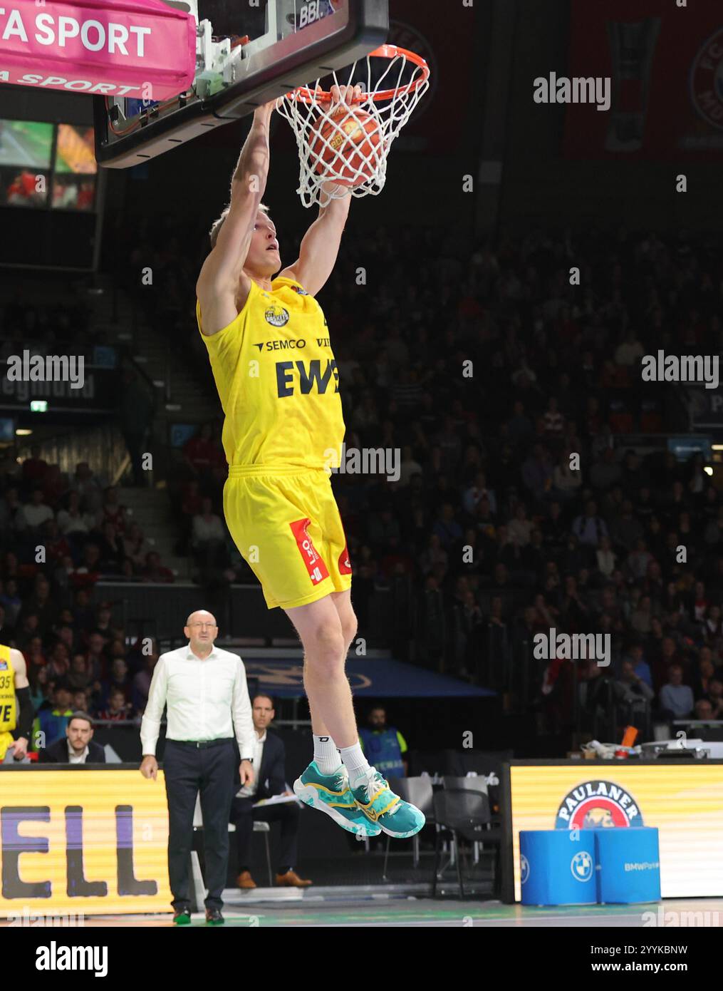 Seth Hinrichs (EWE Baskets Oldenburg, #21) punktet. GER, FC Bayern ...