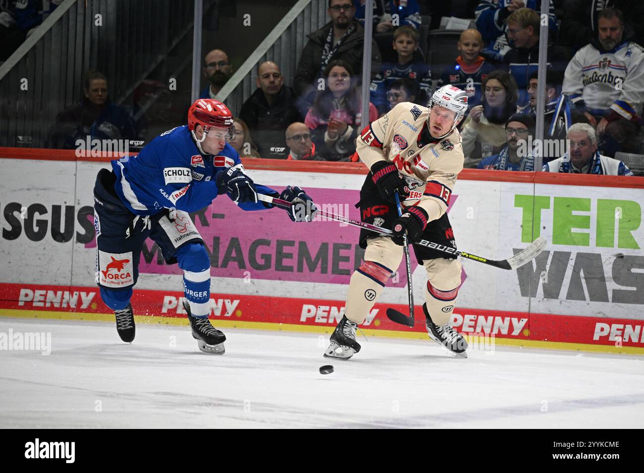 (v.l.n.r.) Philip Feist (Schwenninger Wild Wings #9) Ryan Stoa ...