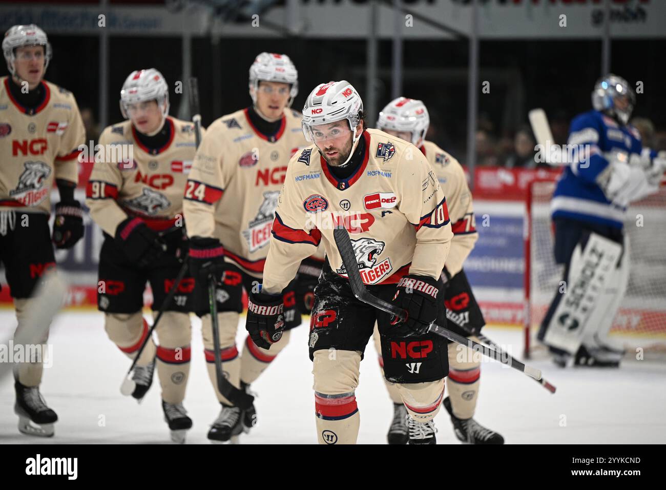 Jubel bei Evan Barratt (Nuernberg Ice Tigers #10) Schwenninger Wild ...