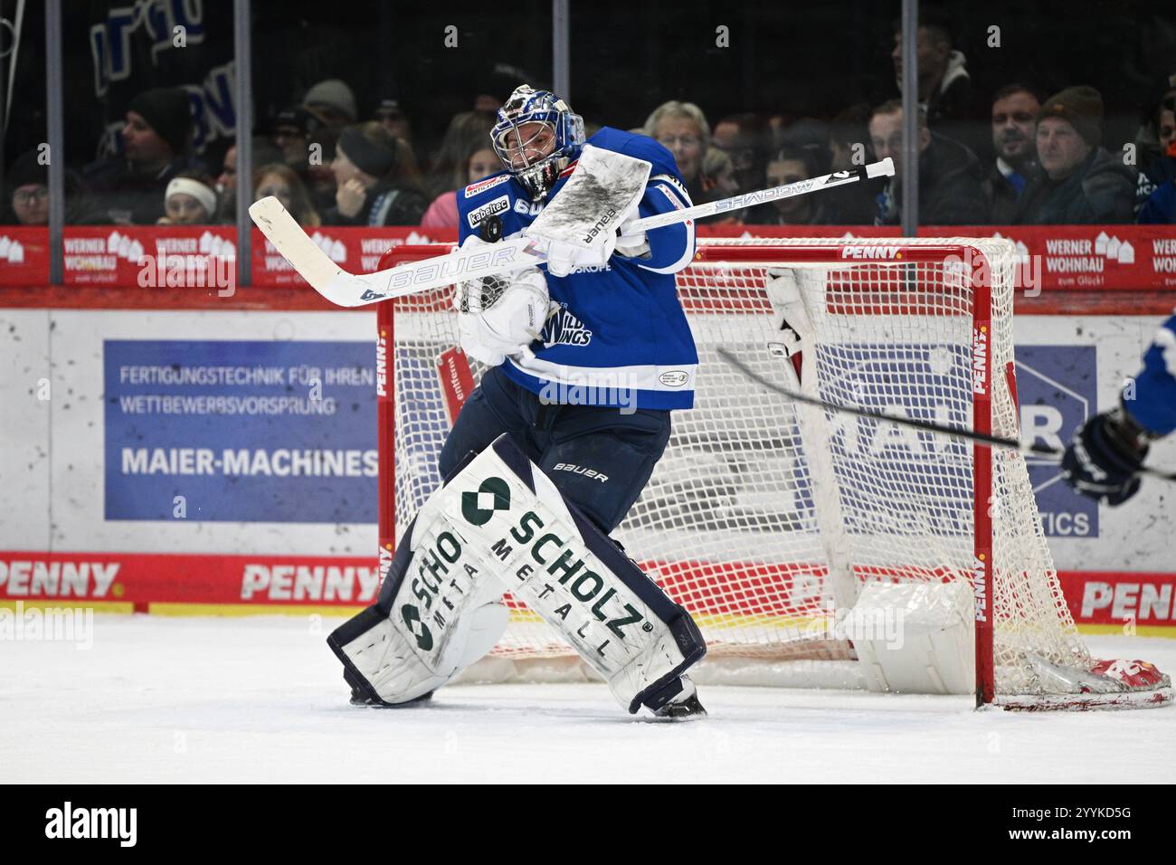 Joacim Eriksson (Schwenninger Wild Wings #60) pariert einen Schuss ...