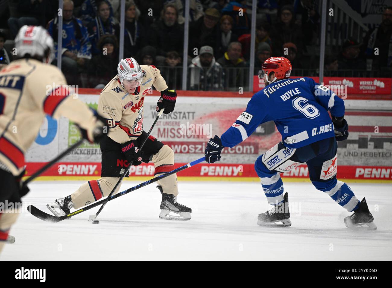 (v.l.n.r.) Jeremy McKenna (Nuernberg Ice Tigers #91) Daryl Boyle ...