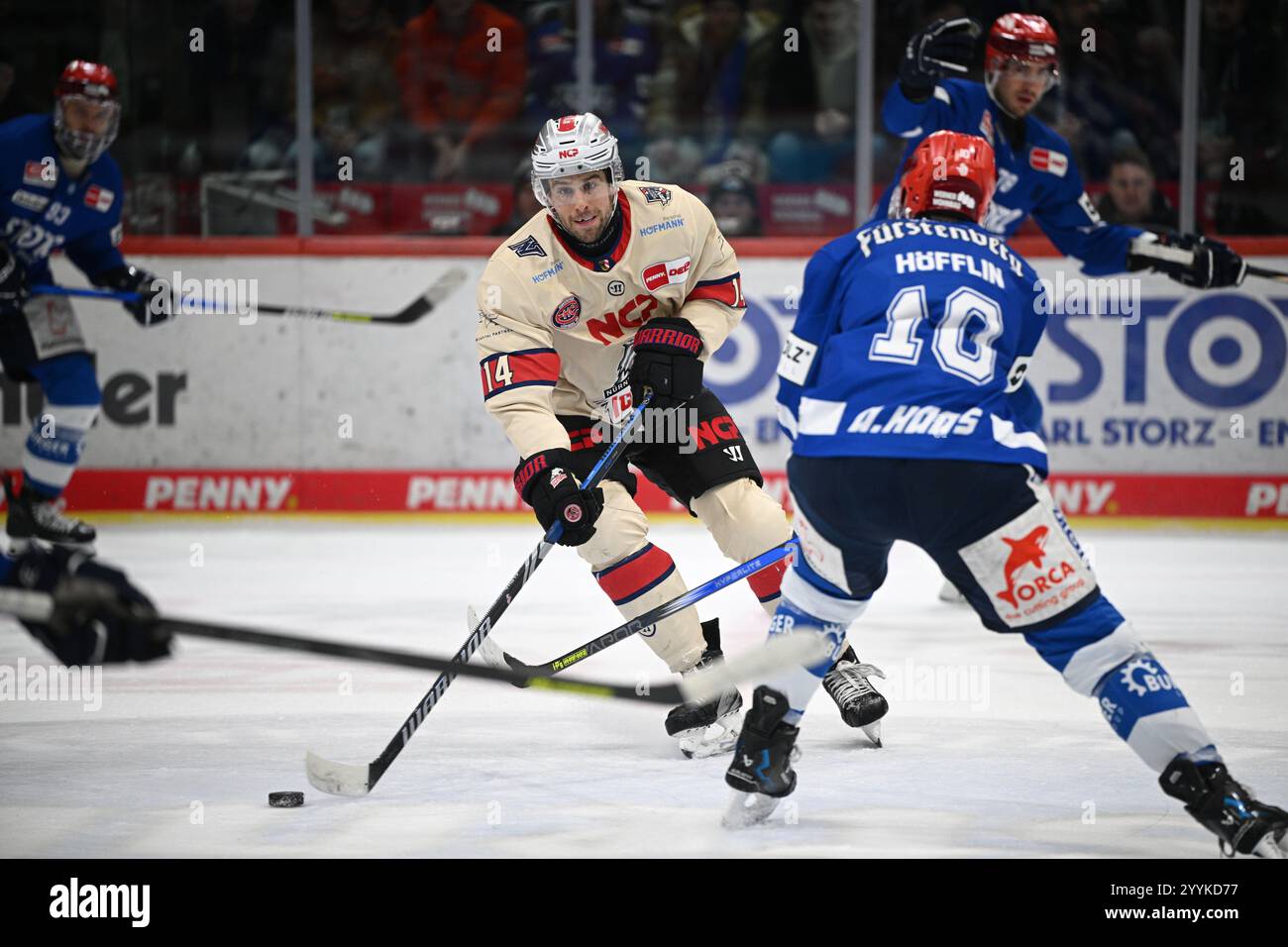 (v.l.n.r.) Cole Maier (Nuernberg Ice Tigers #14) Mirko Hoefflin ...