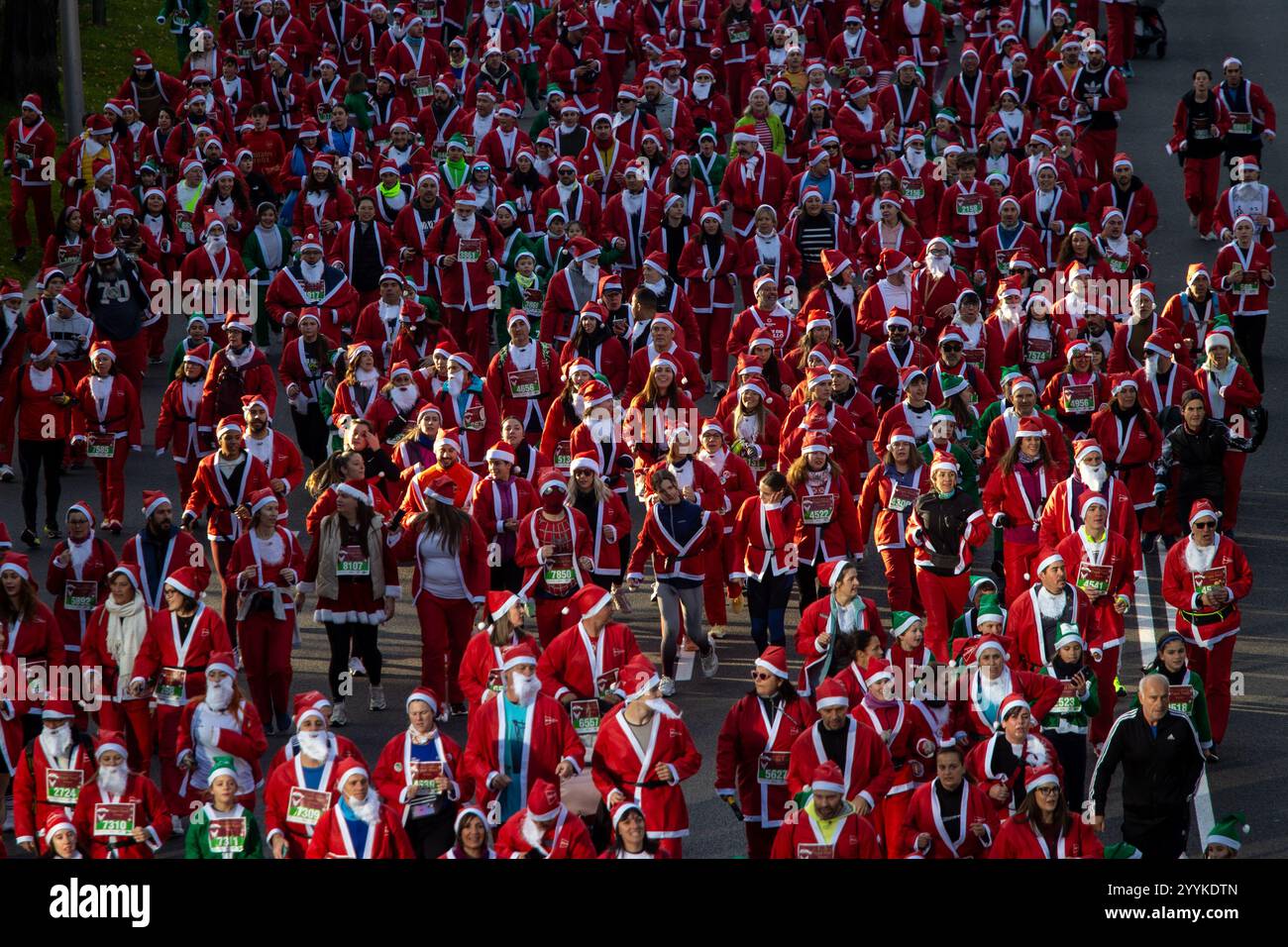 Madrid, Spain. 22nd Dec, 2024. Hundreds of runners dressed as Santa ...