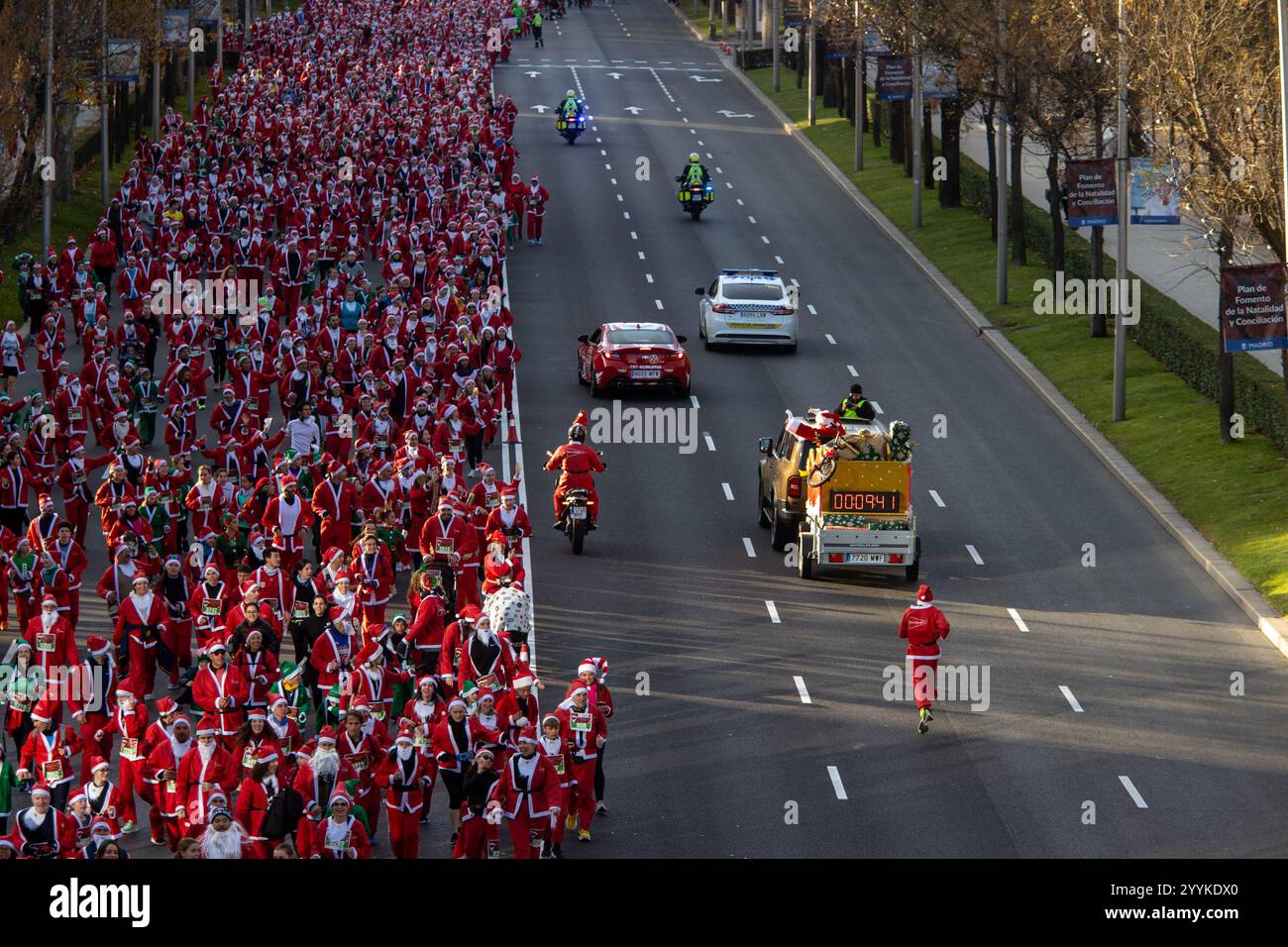 Madrid, Spain. 22nd Dec, 2024. Hundreds of runners dressed as Santa ...