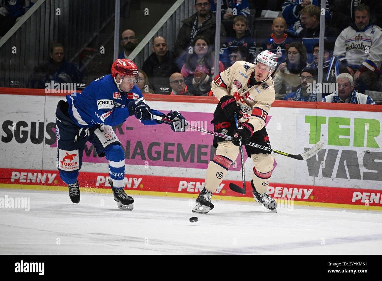 (v.l.n.r.) Philip Feist (Schwenninger Wild Wings #9) Ryan Stoa ...