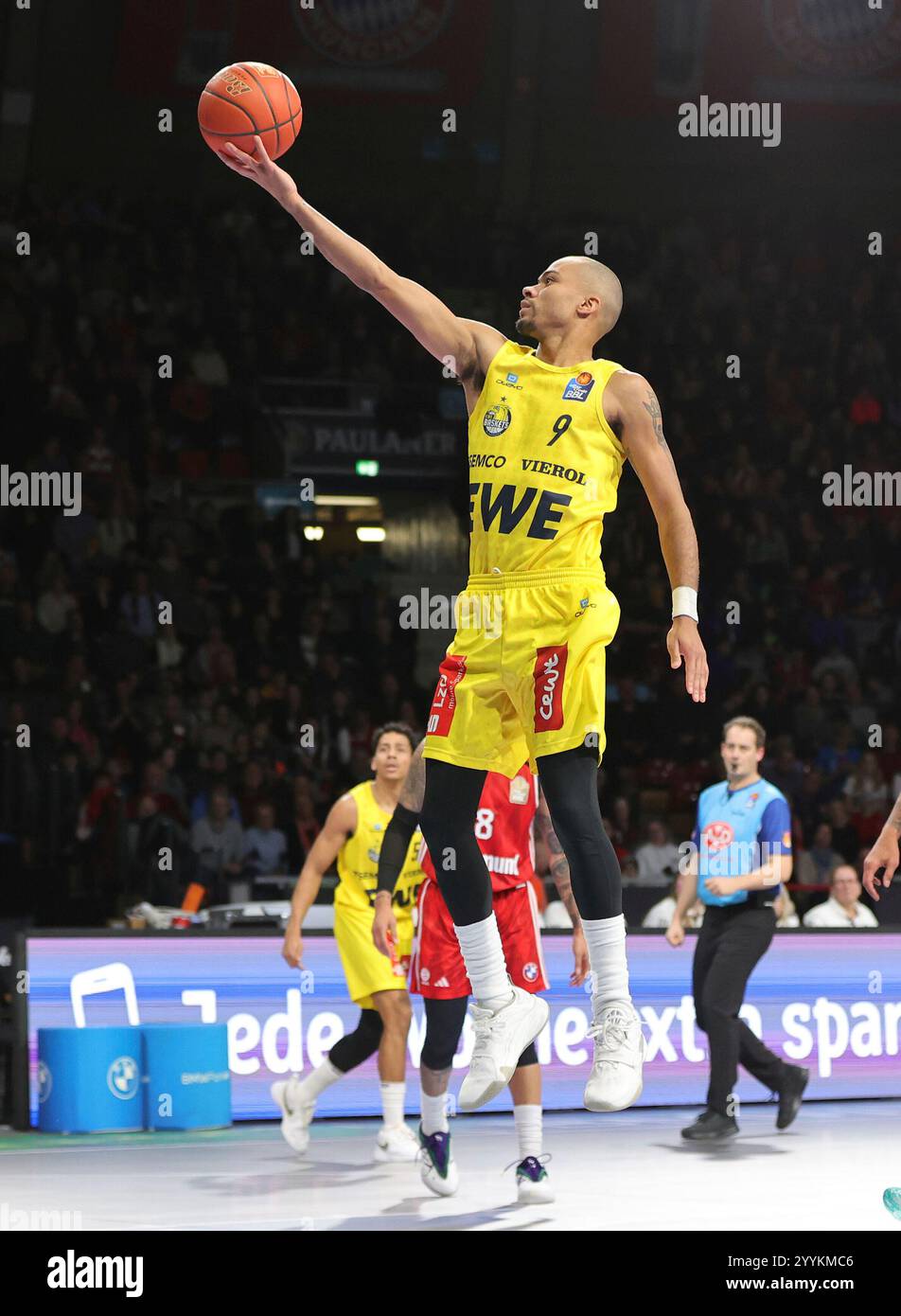 Geno Crandall (EWE Baskets Oldenburg, #9) punktet. GER, FC Bayern ...