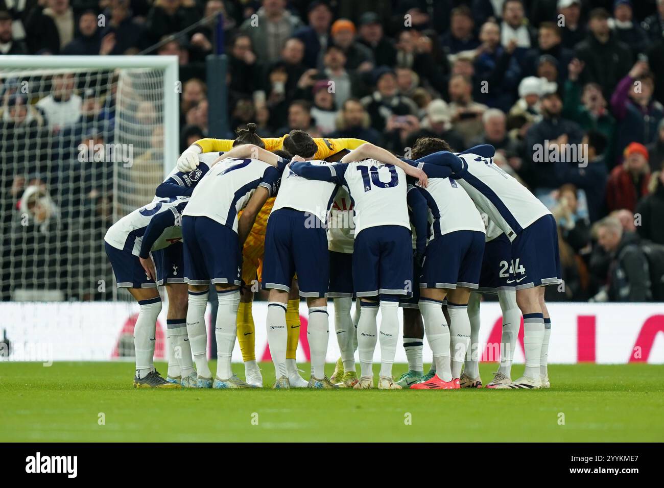 Tottenham hotspur team huddle hi-res stock photography and images - Alamy