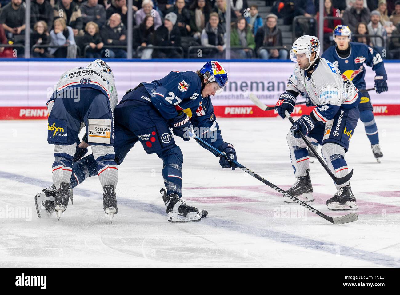 Kampf um den Puck von Veit Oswald (EHC Red Bull Muenchen, #27) mit Zach ...