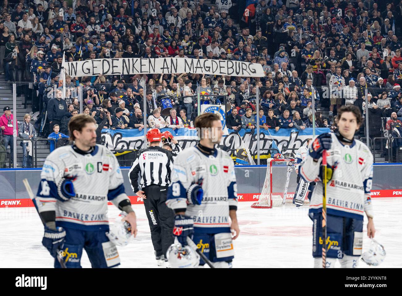 Die Fans in der Nordkurve mit einem Transparent in Gedenken an ...