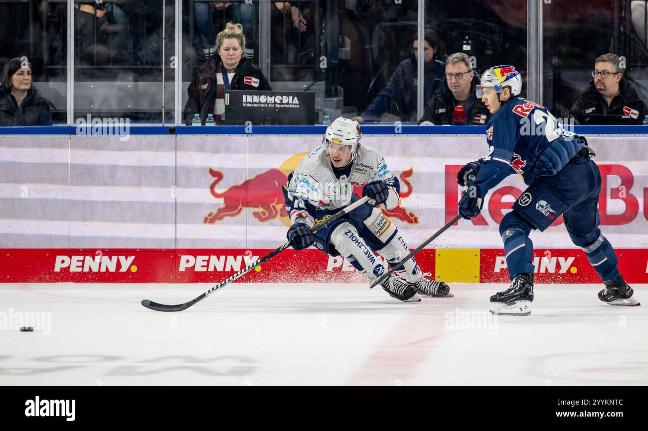 Kampf um den Puck / Zweikampf zwischen Tyler Boland (Iserlohn Roosters ...