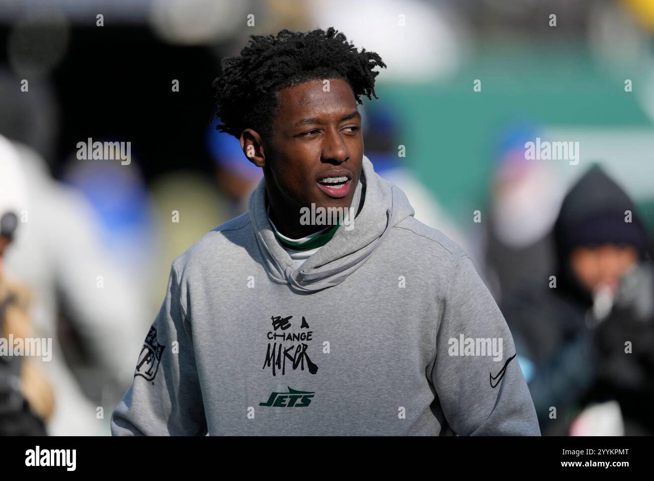 New York Jets cornerback Sauce Gardner warms up before an NFL football ...