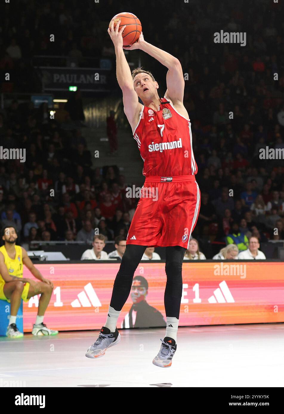 Johannes Voigtmann (FC Bayern Basketball, #7) behauptet den Ball. GER ...
