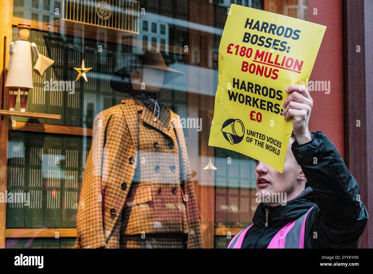 London, UK. 21st December, 2024. A striking worker represented by the ...