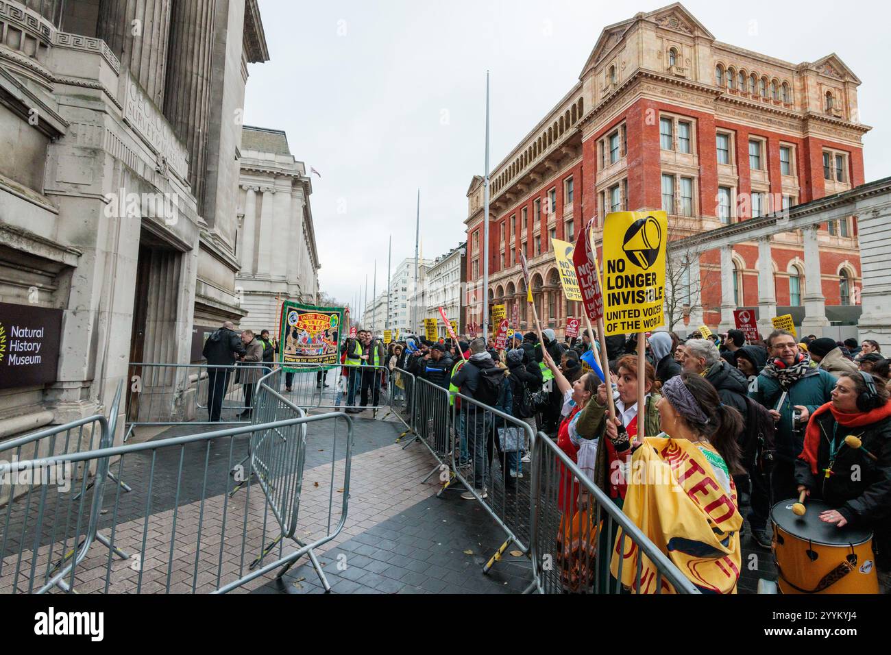 London, UK. 21st December, 2024. Striking security guards from the ...
