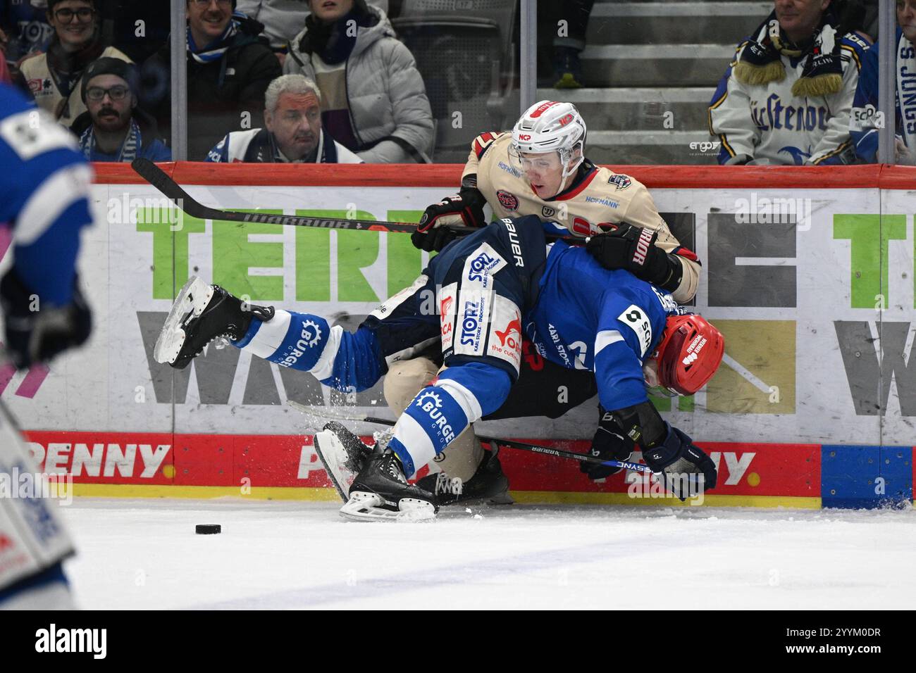 (v.l.n.r.) Will Graber (Nuernberg Ice Tigers #77) Benjamin Marshall ...
