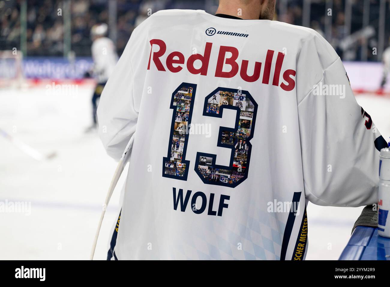 Die Muenchner Spieler bestritten das Warmup in Sondertrikots ...