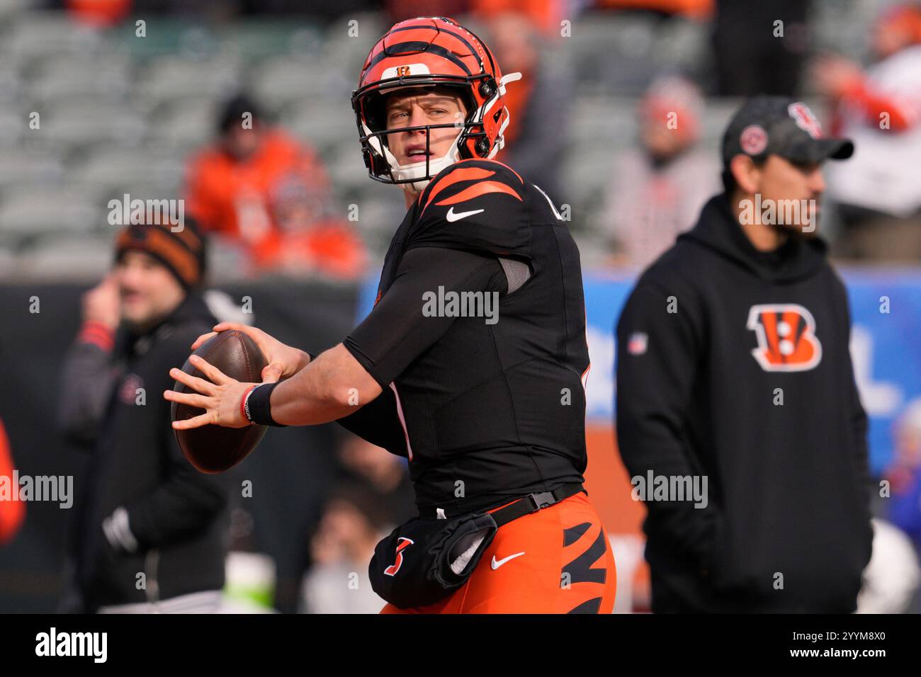 Cincinnati Bengals quarterback Joe Burrow warms up before an NFL ...
