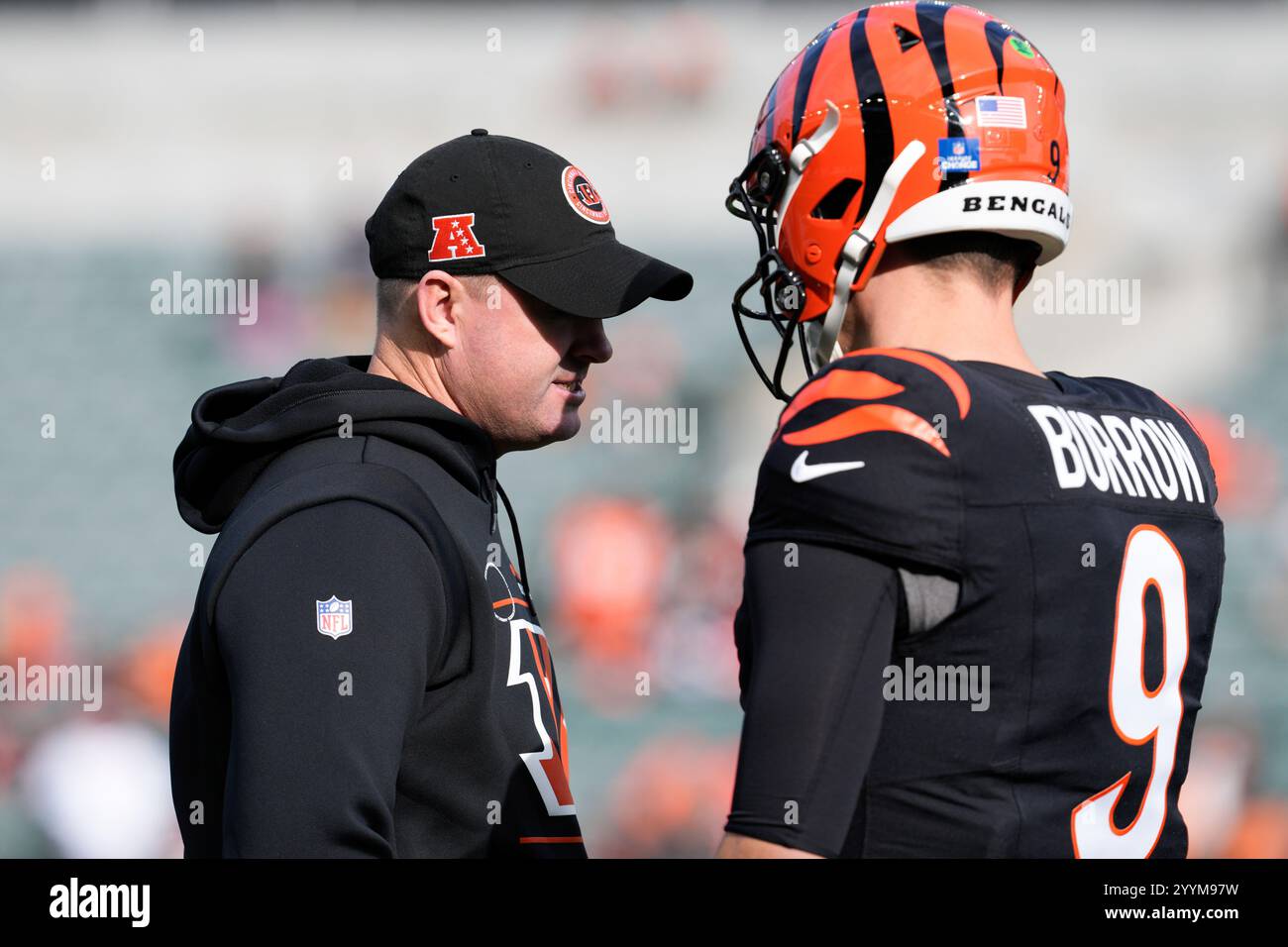 Cincinnati Bengals head coach Zac Taylor talks with Cincinnati Bengals ...