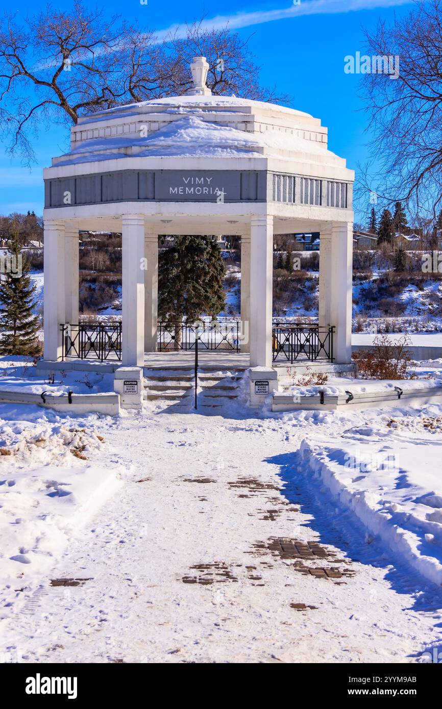 A small white building with a dome on top and the word memorial on it ...