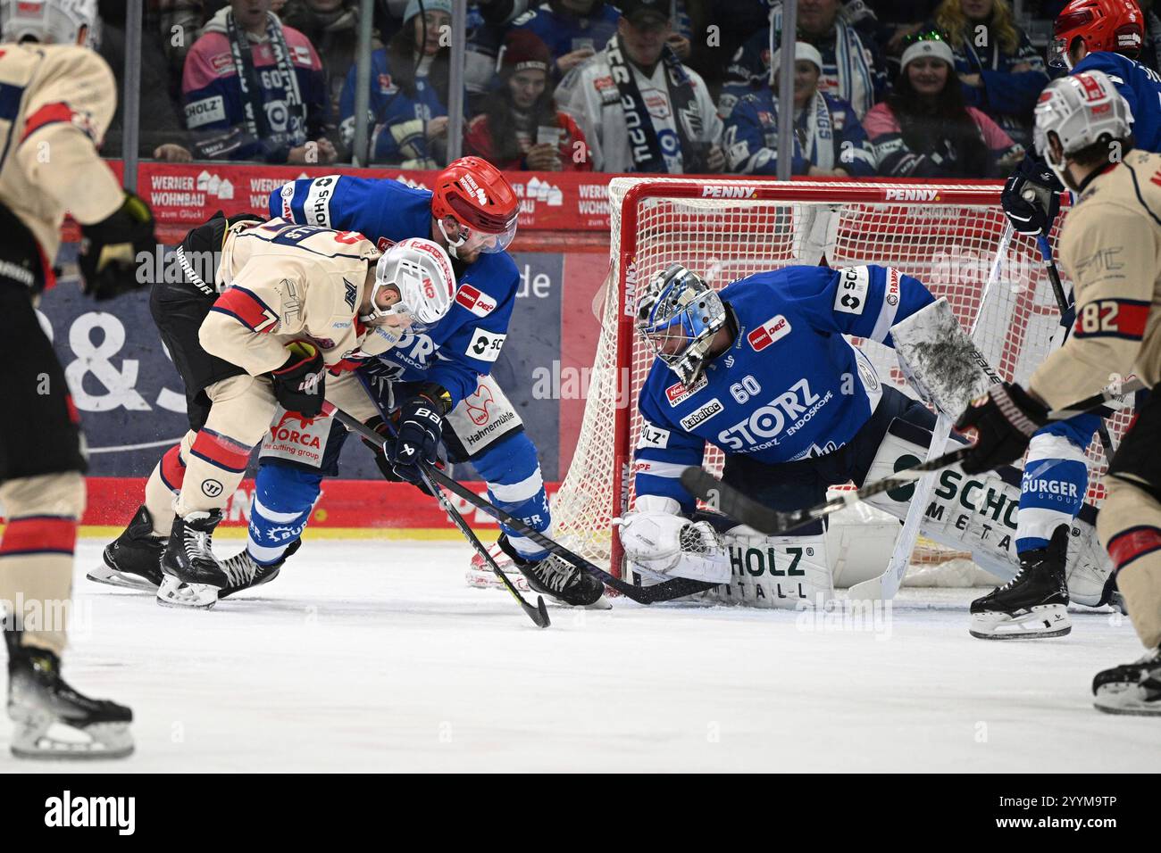 Schwenningen, Deutschland. 22nd Dec, 2024. (v.l.n.r.) Samuel Dove ...