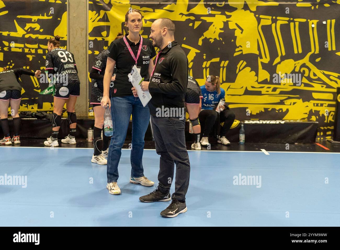 Dortmund, Deutschland. 22nd Dec, 2024. Tobias Renz (TuS Metzingen) und ...