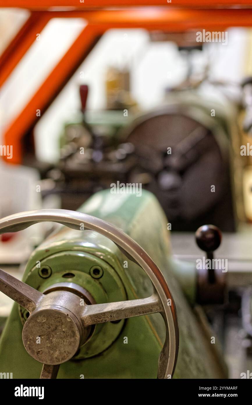 Close up of a lathe in a mechanical workshop Stock Photo - Alamy