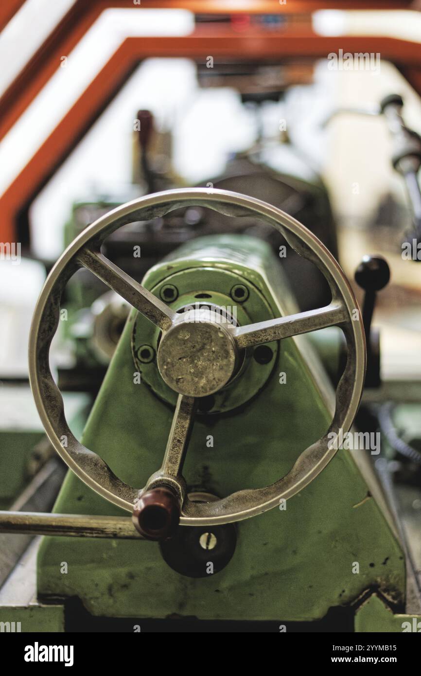 Close up of a lathe in a mechanical workshop Stock Photo - Alamy