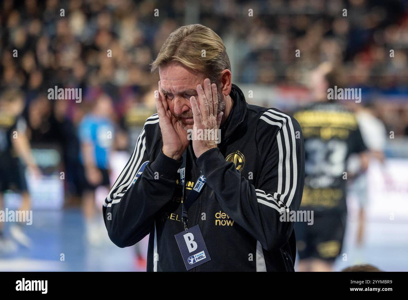 Martin Schwalb (HC Erlangen, Trainer) verzweifelt nach der erneuten ...