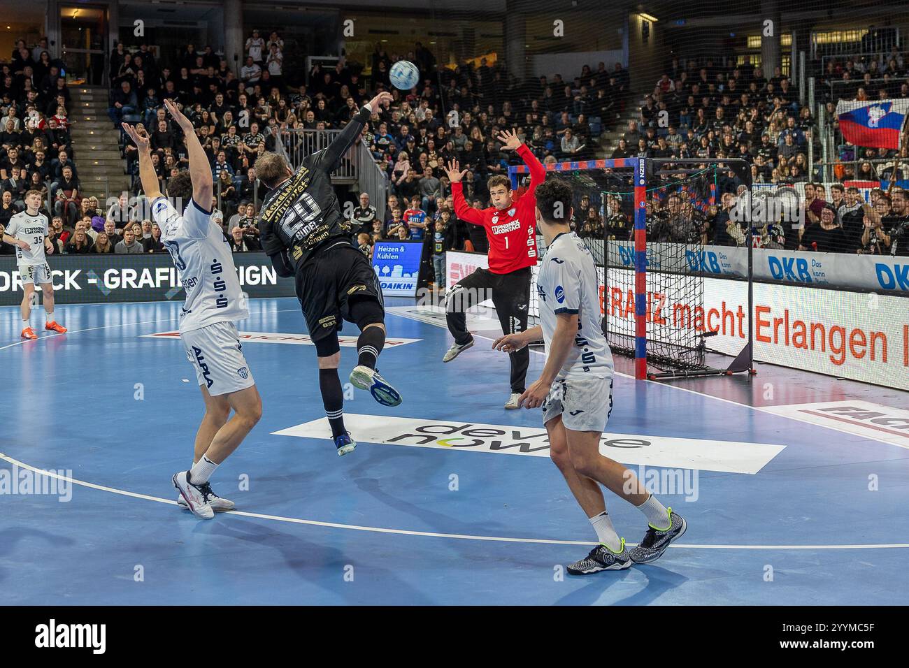 Nico Buedel (HC Erlangen, #20) Wurf Constantin Moestl (TBV Lemgo Lippe ...