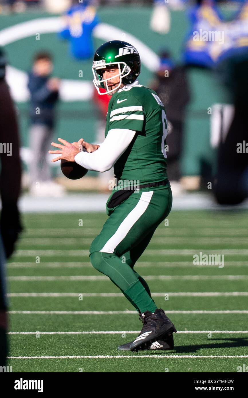 New York Jets quarterback Aaron Rodgers (8) in action during warm-ups ...