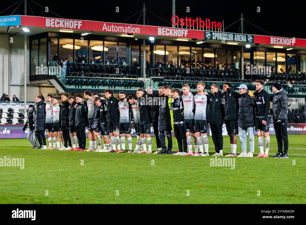 Verl, Deutschland. 22nd Dec, 2024. Die Mannschaft von SC Verl jubelt ...