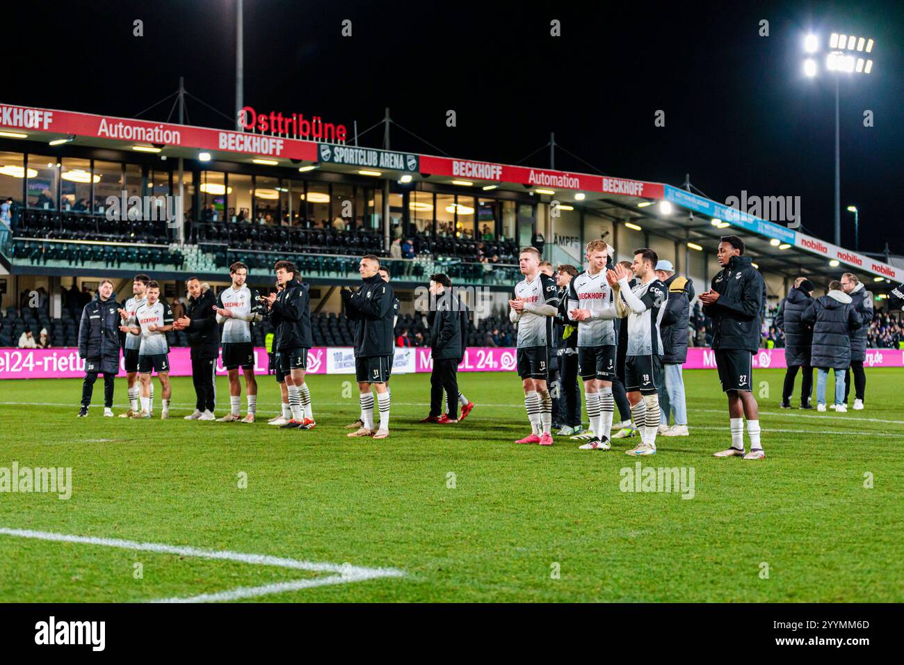 Verl, Deutschland. 22nd Dec, 2024. Die Mannschaft von SC Verl jubelt ...