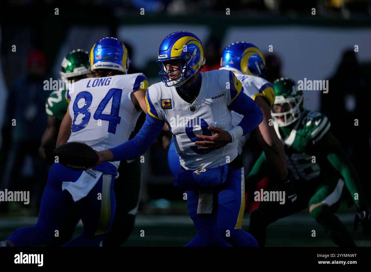 Los Angeles Rams quarterback Matthew Stafford (9) hands off during the ...