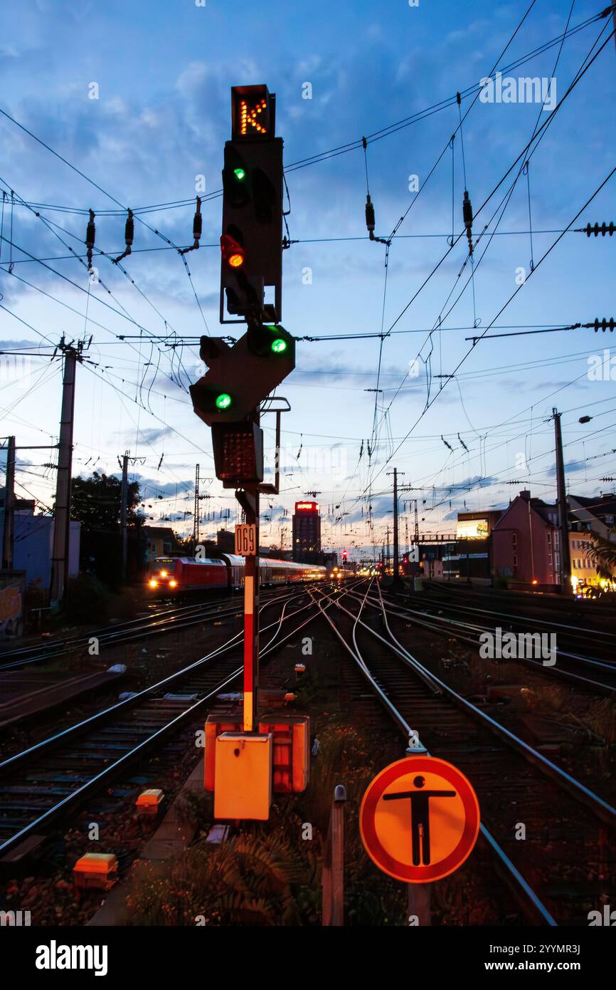 Overhead railroad signals hi-res stock photography and images - Alamy