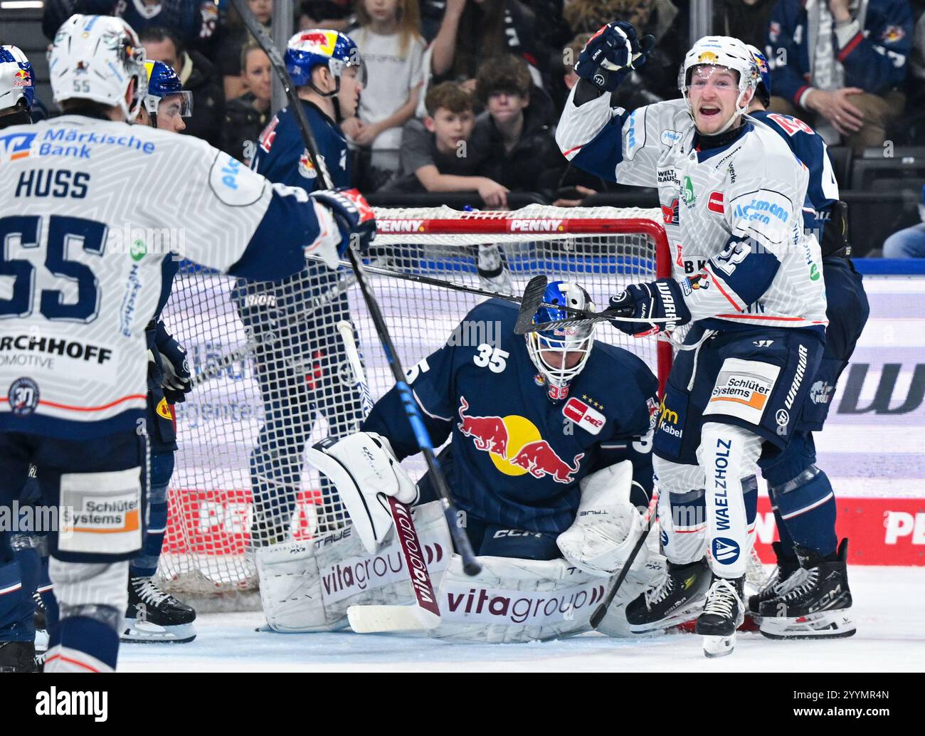 Munich, Germany. 22nd Dec, 2024. Ice hockey: DEL, EHC Red Bull Munich ...