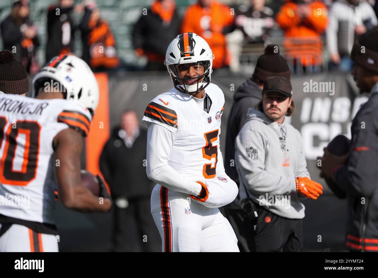 Cleveland Browns quarterback Jameis Winston (5) warms up before an NFL ...