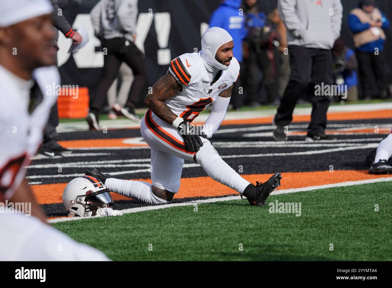 Cleveland Browns wide receiver Elijah Moore (8) warms up before an NFL ...