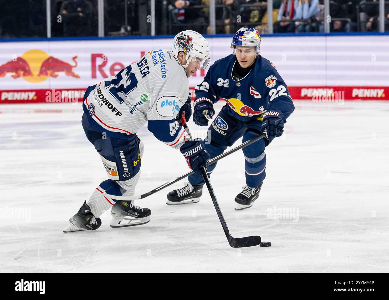 Kampf um den Puck / Zweikampf zwischen Sven Ziegler (Iserlohn Roosters ...