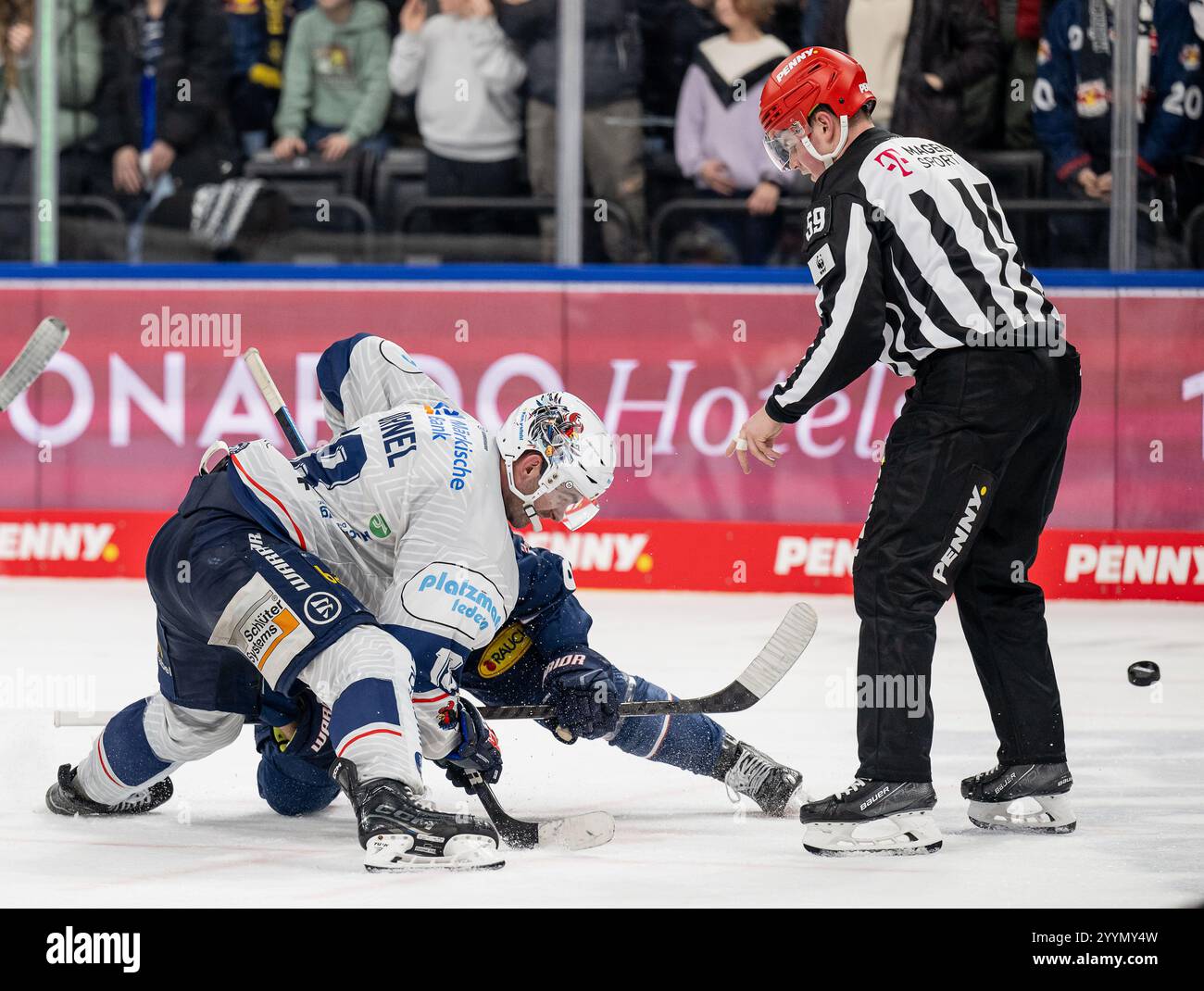 Linesperson Jonas Reinold fuehrt ein Bully / Faceoff aus zwischen Eric ...