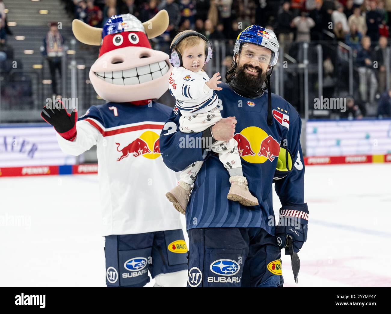 Dominik Bittner (EHC Red Bull Muenchen, #3) freut sich mit seinem ...