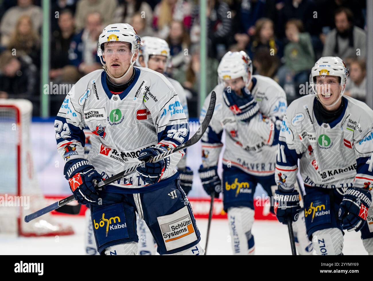 John Broda (Iserlohn Roosters, #22) bei der Rueckkehr zur Bank nach ...